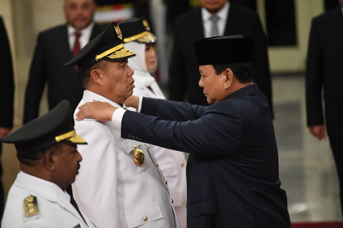 Presiden Prabowo Lantik Hidayat Arsani dan Hellyana Menjadi Gubernur ...